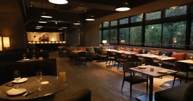 西新宿でワンランク上のグリル料理を！熟成肉の柔らかステーキを味わって『MORETHAN GRILL』 | favy[ファビー]