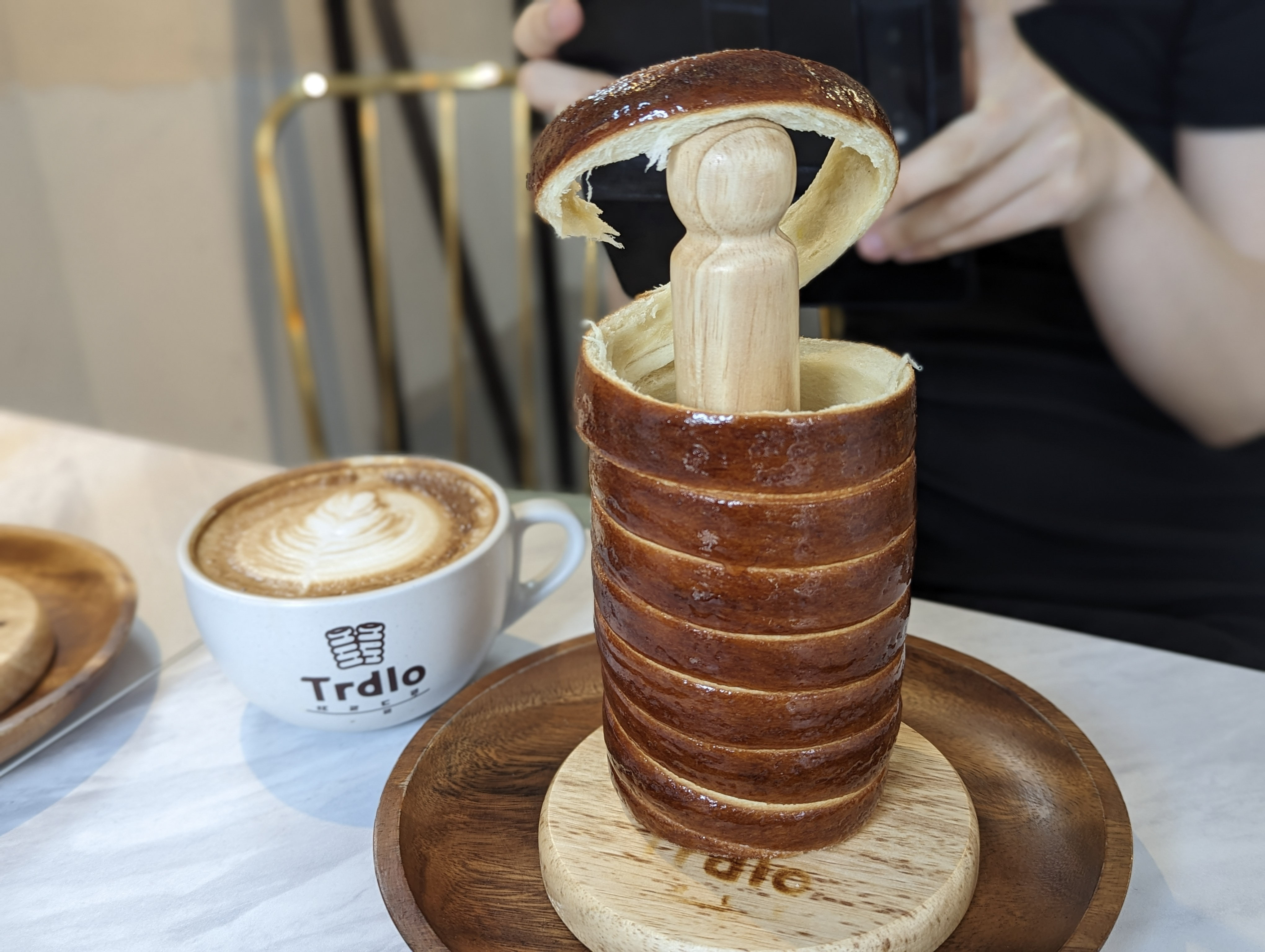 新大久保｜話題の煙突チムニーパン専門店『trdlo』映えるだけじゃないカリフワ食感が魅力 | favy[ファビー]