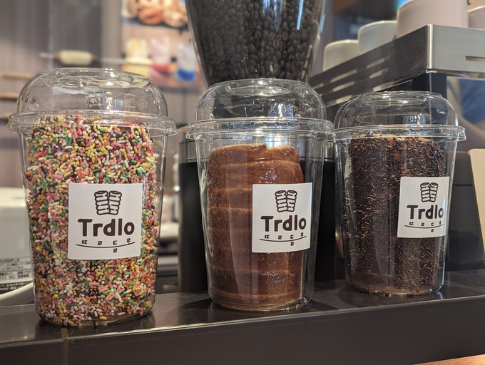 新大久保｜話題の煙突チムニーパン専門店『trdlo』映えるだけじゃないカリフワ食感が魅力 | favy[ファビー]